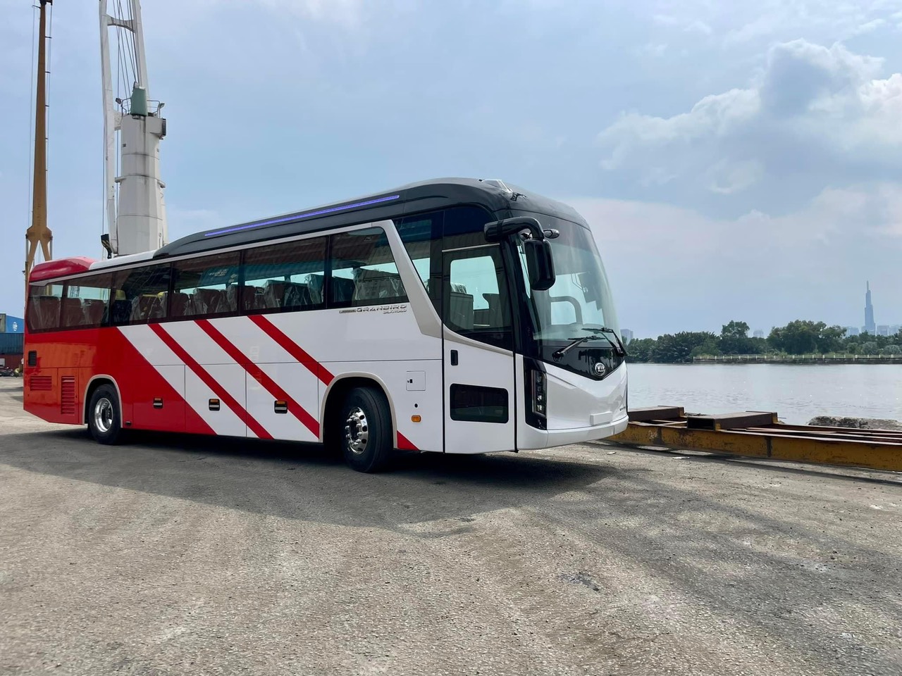 KIA Grandbird K47 , mã sản phẩm : KN-47H5 , 47 ghế ngồi , động cơ HYUNDAI ( 425 mã lực ) , Model ...